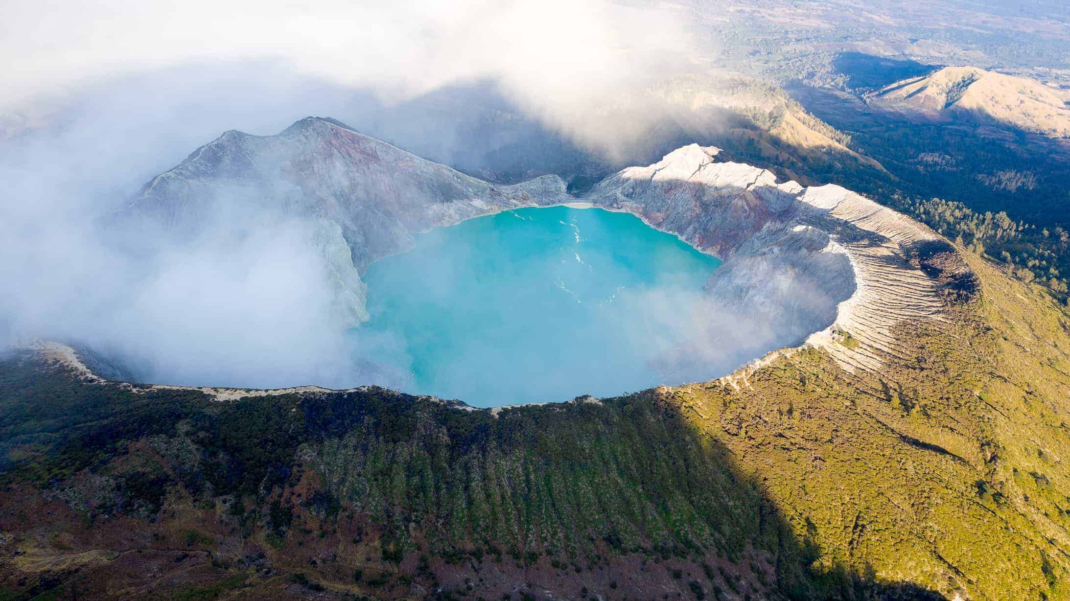 Binnen in de krater van 's werelds giftigste vulkaan Mount Ijen ...